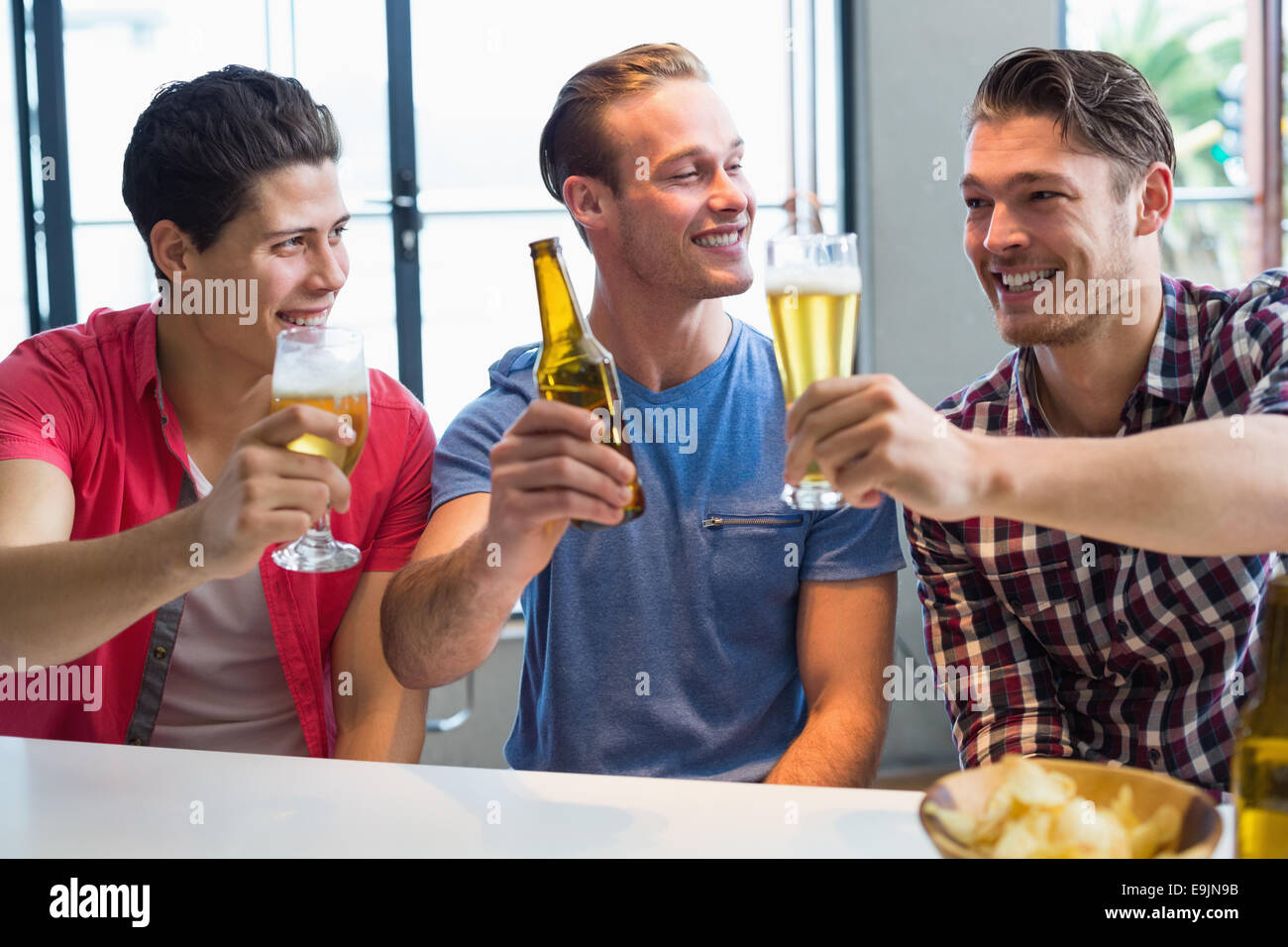 Men drinking beer -Fotos und -Bildmaterial in hoher Auflösung – Alamy