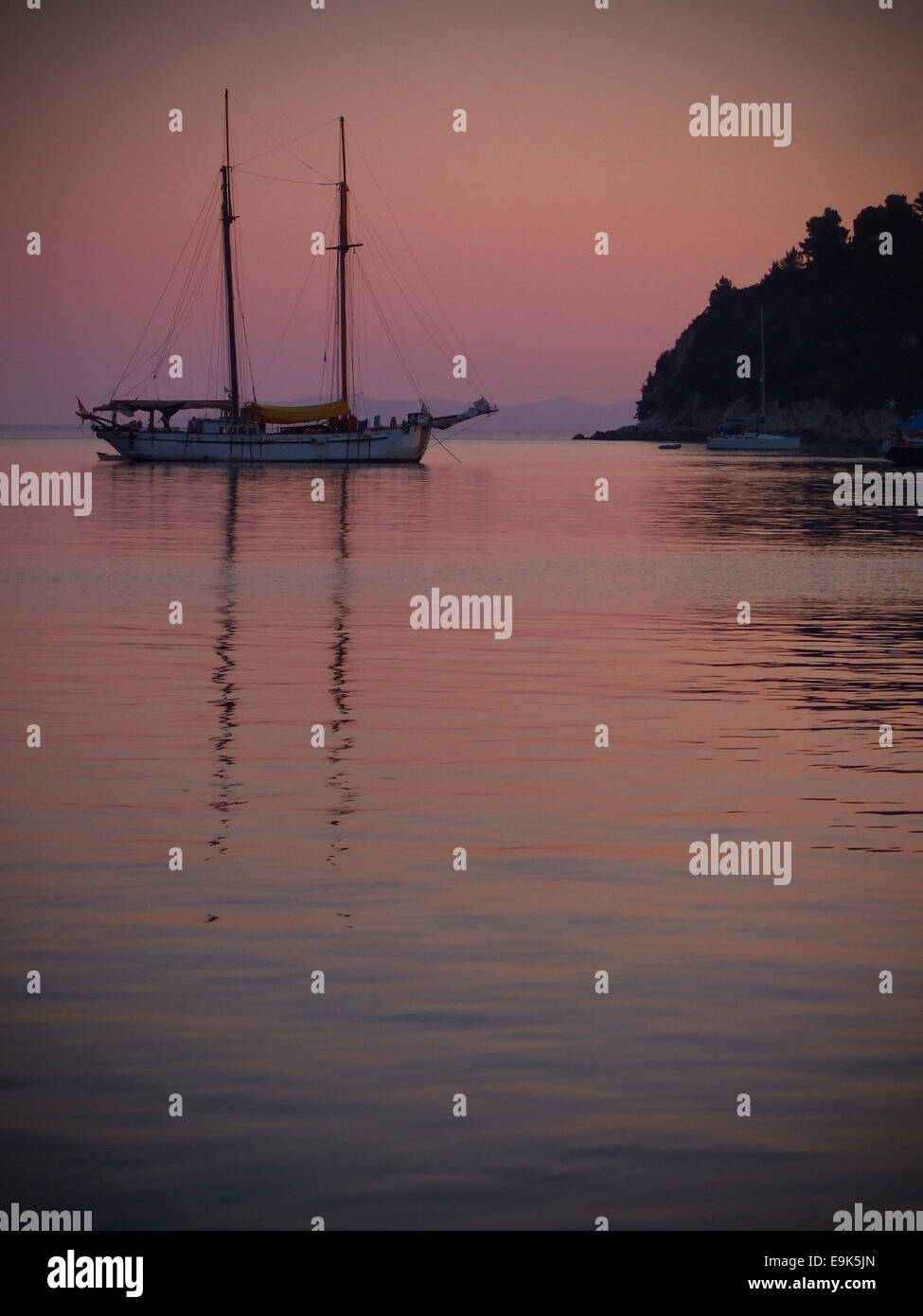 Verankerte ketsch -Fotos und -Bildmaterial in hoher Auflösung – Alamy