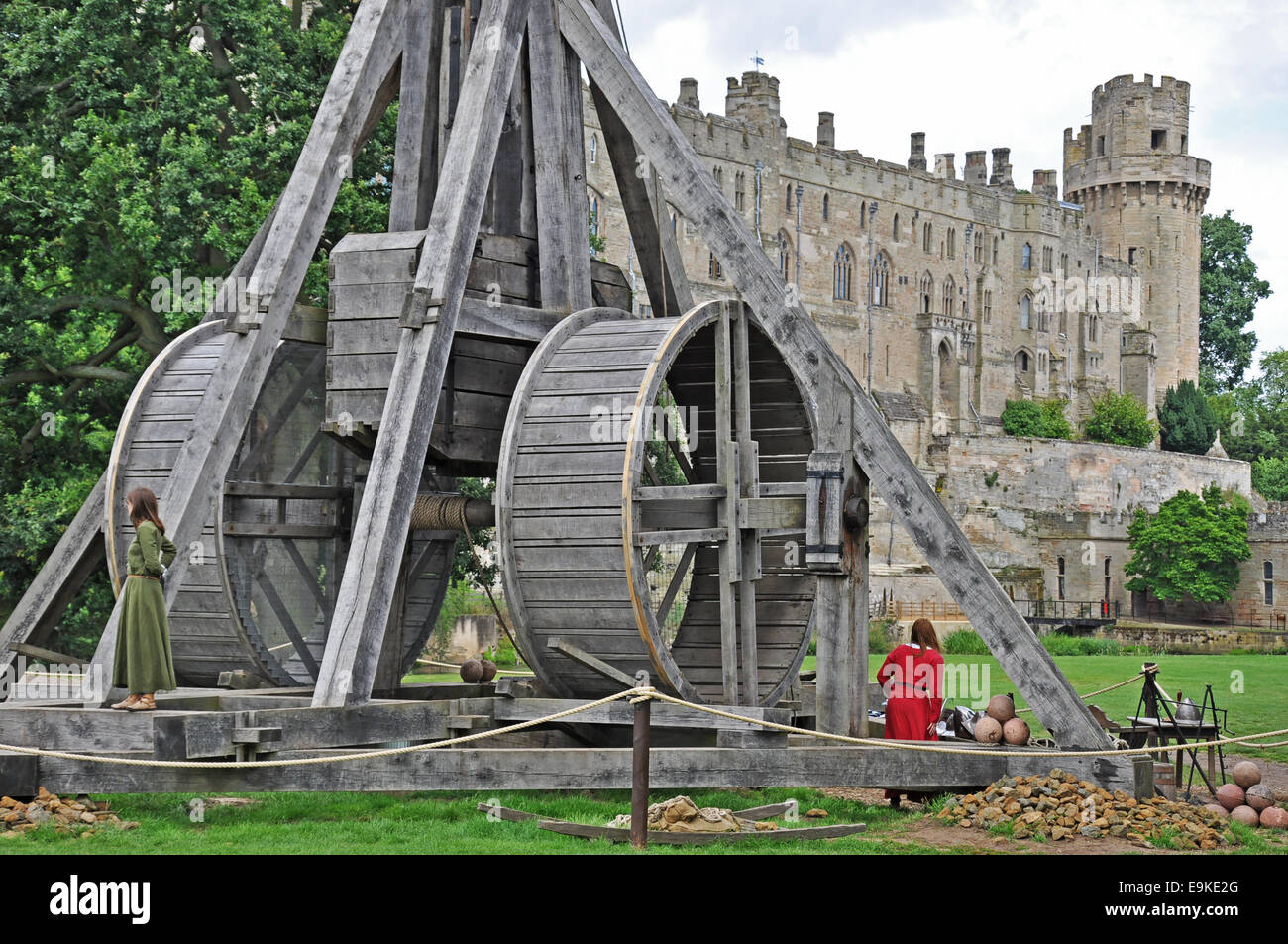 Catapult and castle -Fotos und -Bildmaterial in hoher Auflösung – Alamy