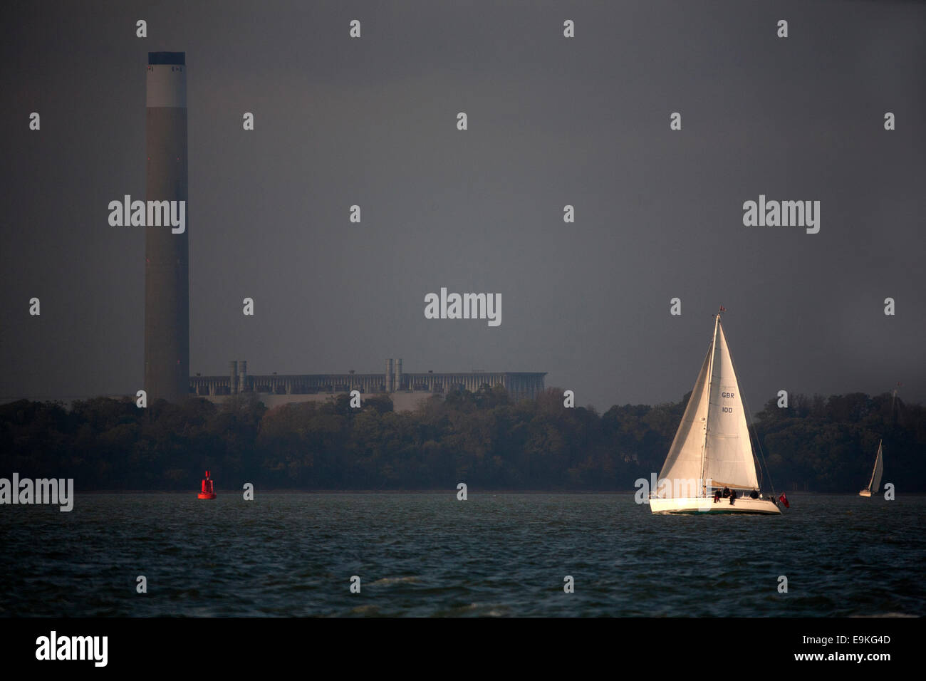 Motte geballt, Fawley, Öl befeuert, Kraftwerk, Yacht, Segeln, Segeln ...