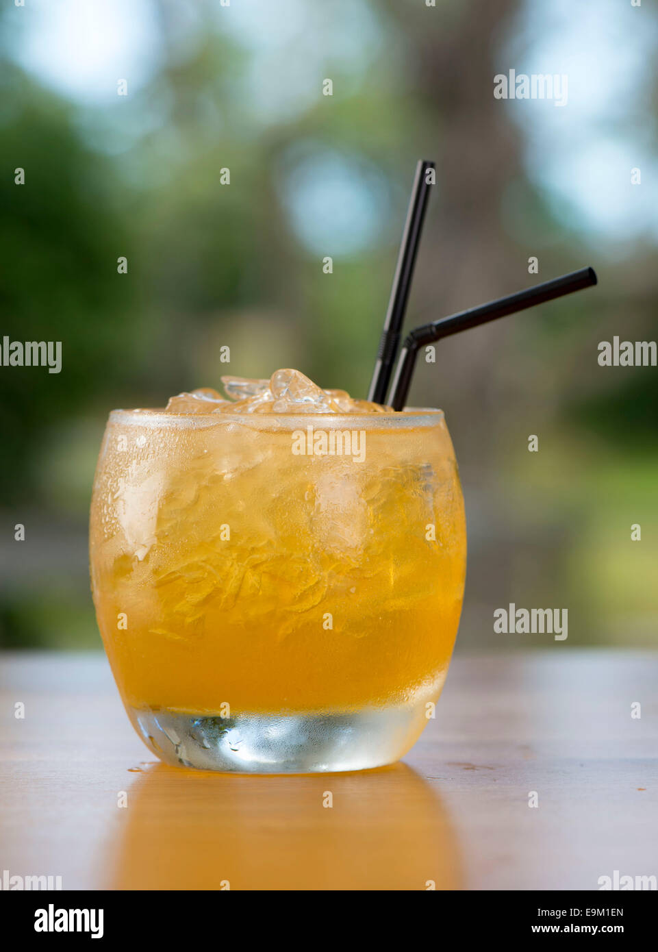 Mit einem strohhalm trinken -Fotos und -Bildmaterial in hoher Auflösung ...
