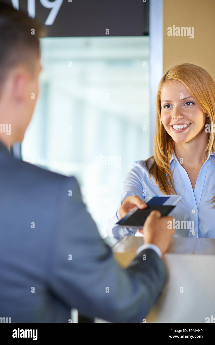 Check in center -Fotos und -Bildmaterial in hoher Auflösung – Alamy
