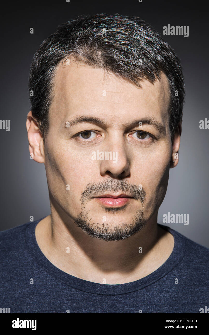 Portait close up serious -Fotos und -Bildmaterial in hoher Auflösung ...