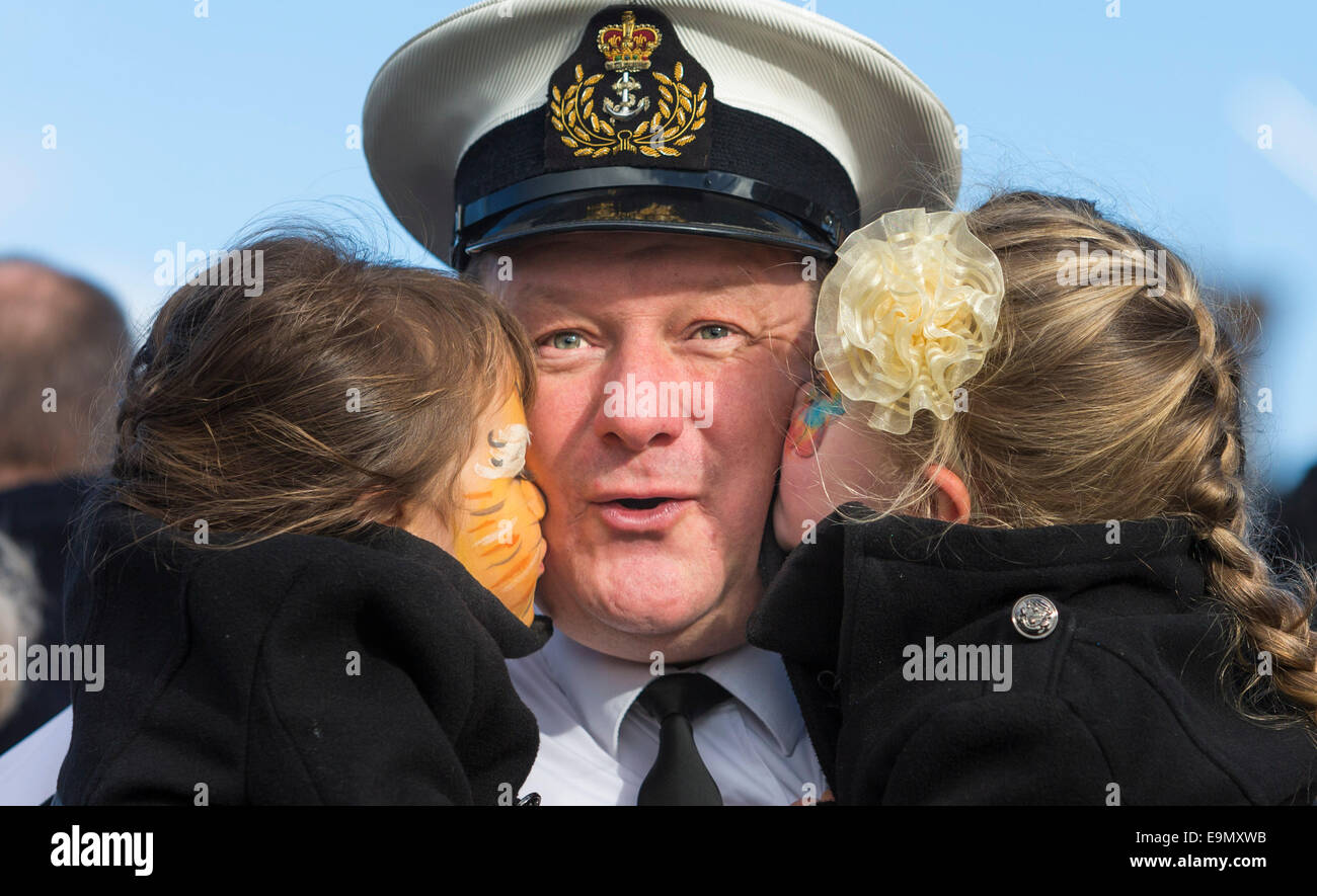 Warrant Officer Dan Scanlon von Portsmouth umarmt seine Töchter Katie 3 ...