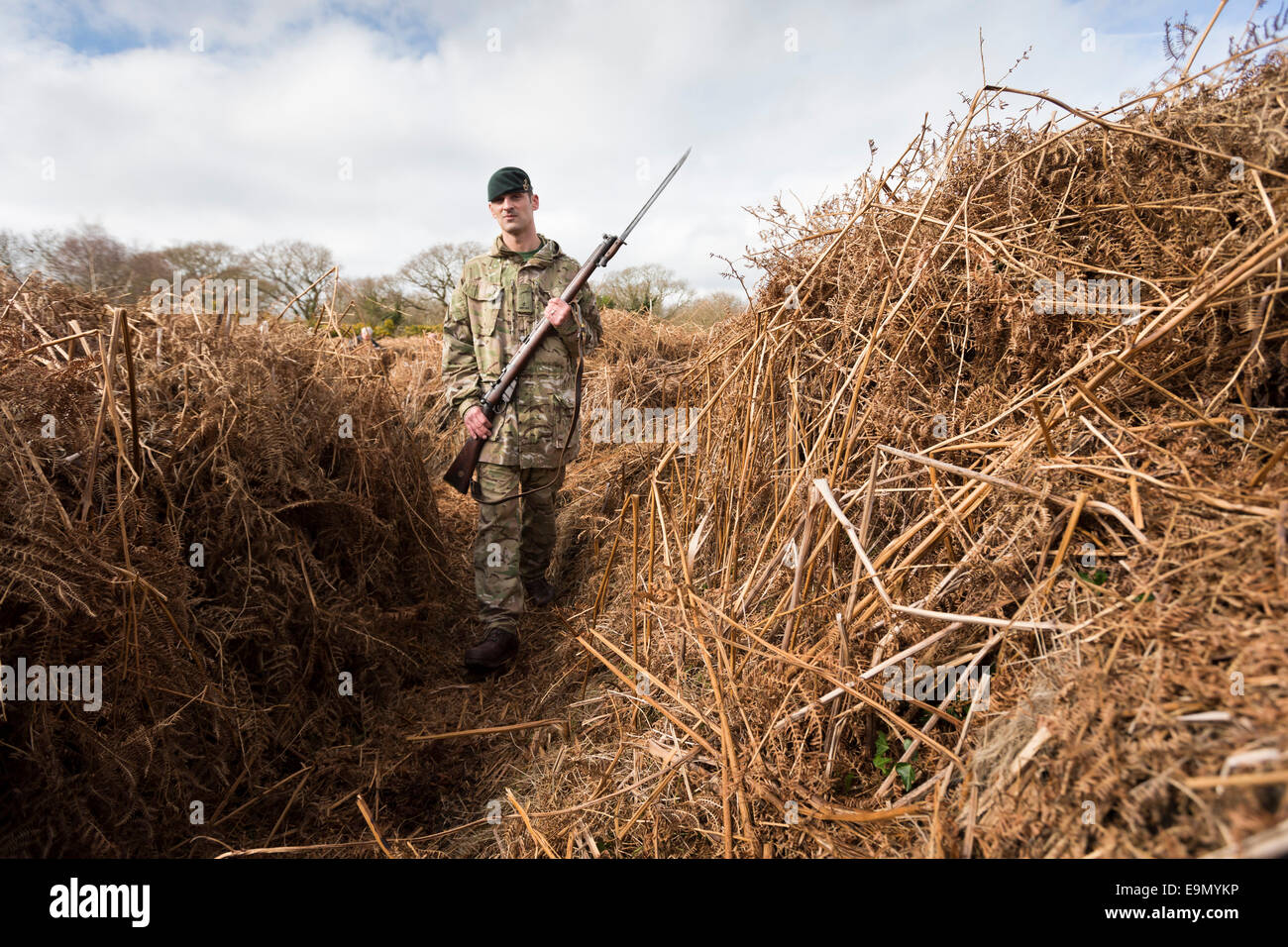 Mit einem Lee Enfield Gewehr und Bajonett, Rifleman Stuart Gray springt ...