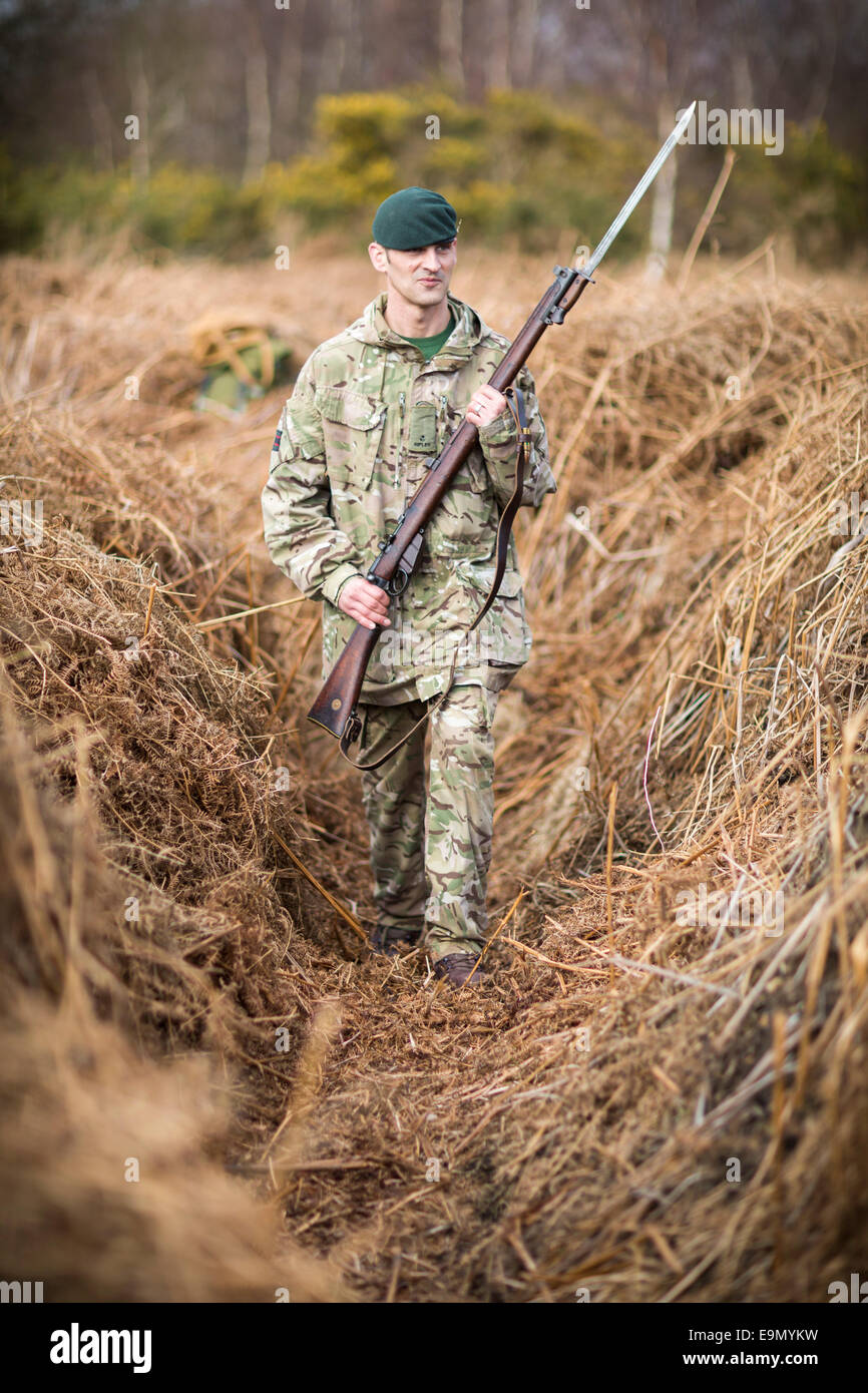 Mit einem Lee Enfield Gewehr und Bajonett, Rifleman Stuart Gray springt ...
