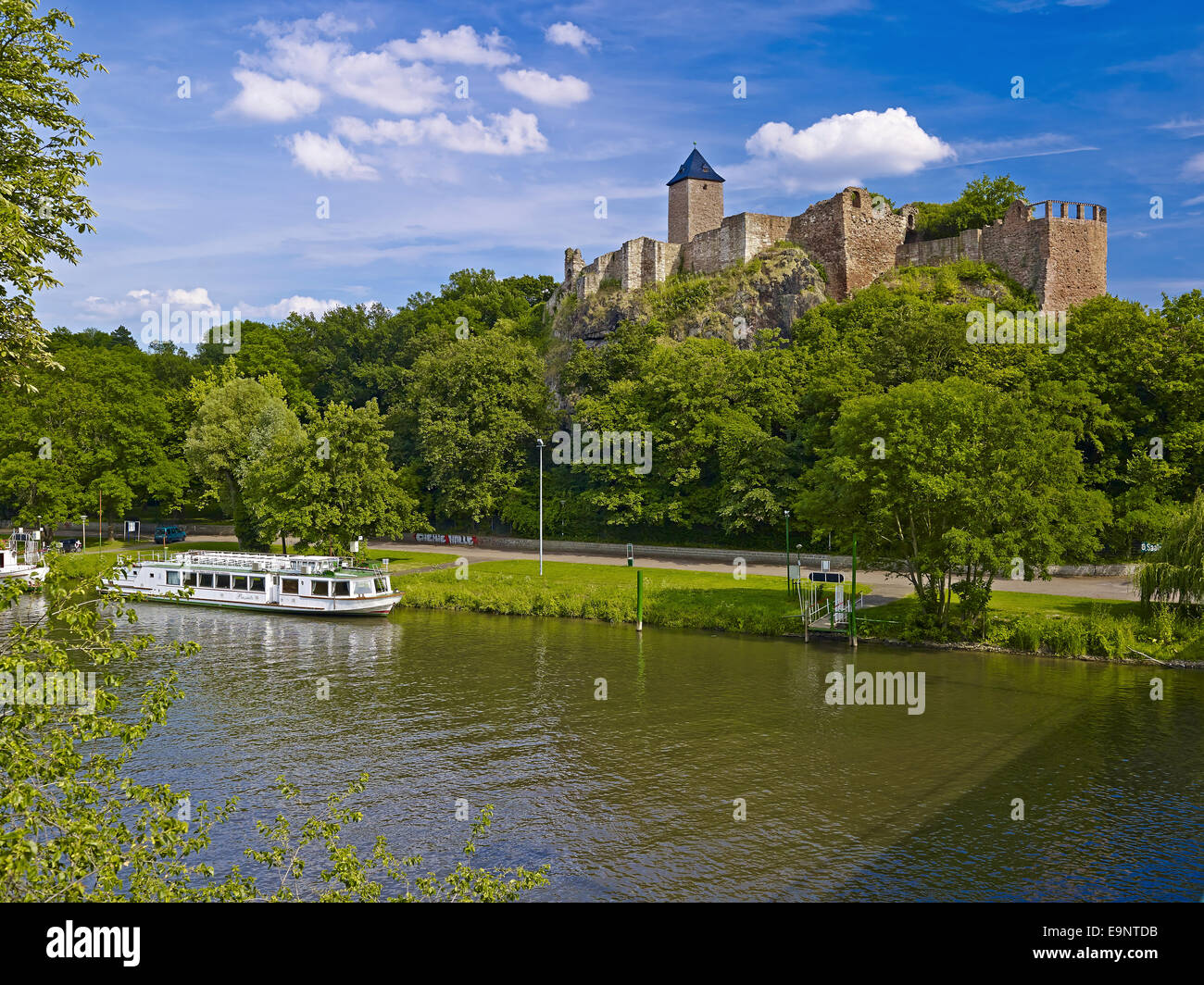 Saale-Fluss mit Burg Giebichenstein in Halle, Deutschland ...
