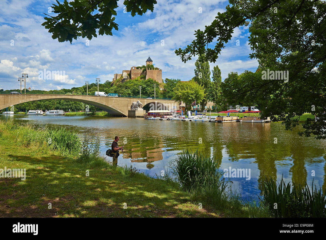 Saale-Fluss mit Burg Giebichenstein in Halle, Deutschland ...