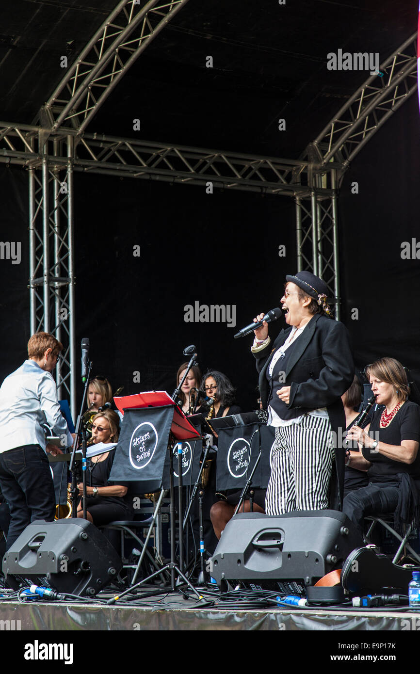 Eine alle Girl-Band "Sisters of Swing", angeführt von einer Sängerin ...
