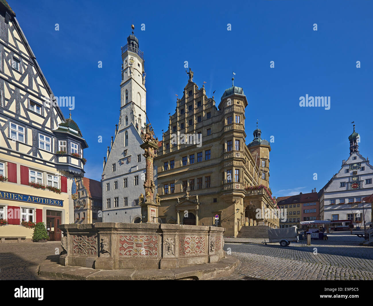 Herterich Brunnen und Rathaus in Rothenburg Ob der Tauber, Bavaria ...