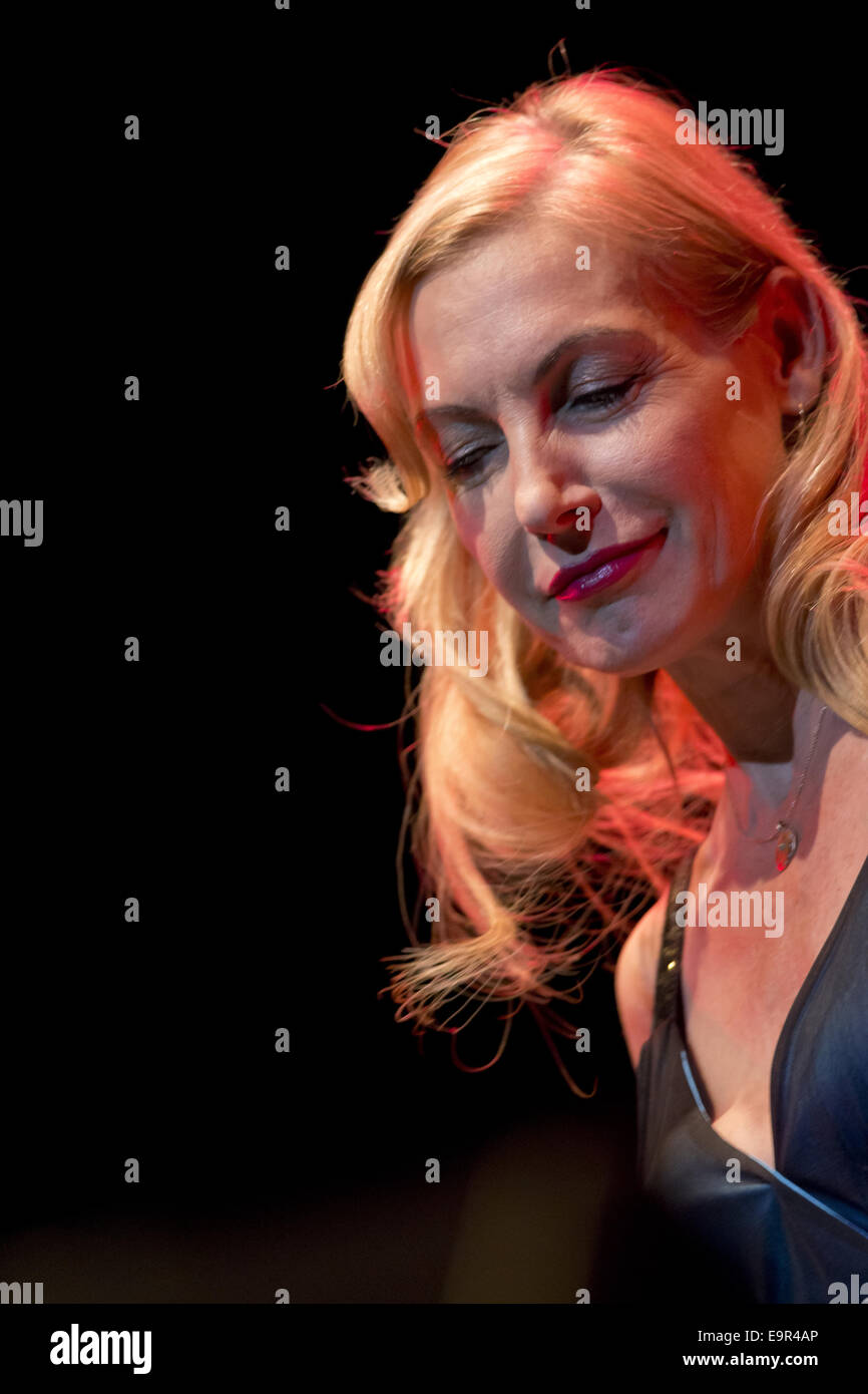 German singer ute lemper performing -Fotos und -Bildmaterial in hoher ...