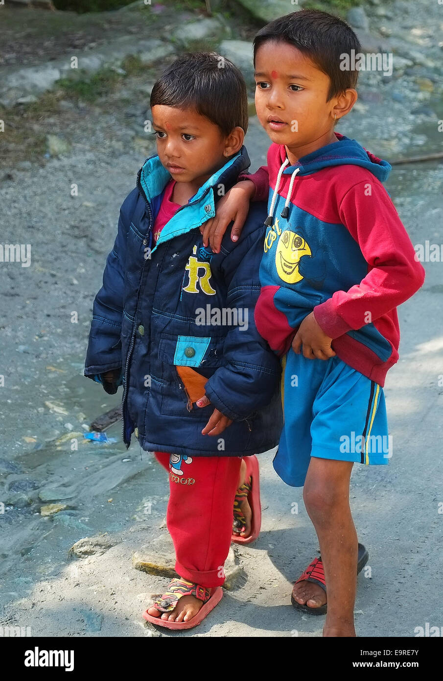 Kleine jungs -Fotos und -Bildmaterial in hoher Auflösung – Alamy
