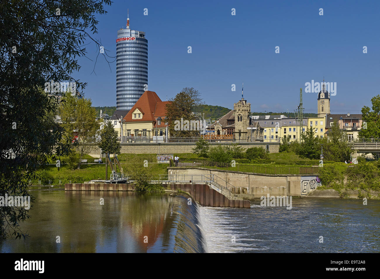 Saale-Wehr am Bahnhof Jena Paradies und Intershop Tower Stockfotografie ...