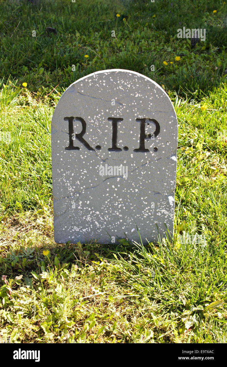RIP Grab Halloweendekoration am Hof Stockfotografie - Alamy