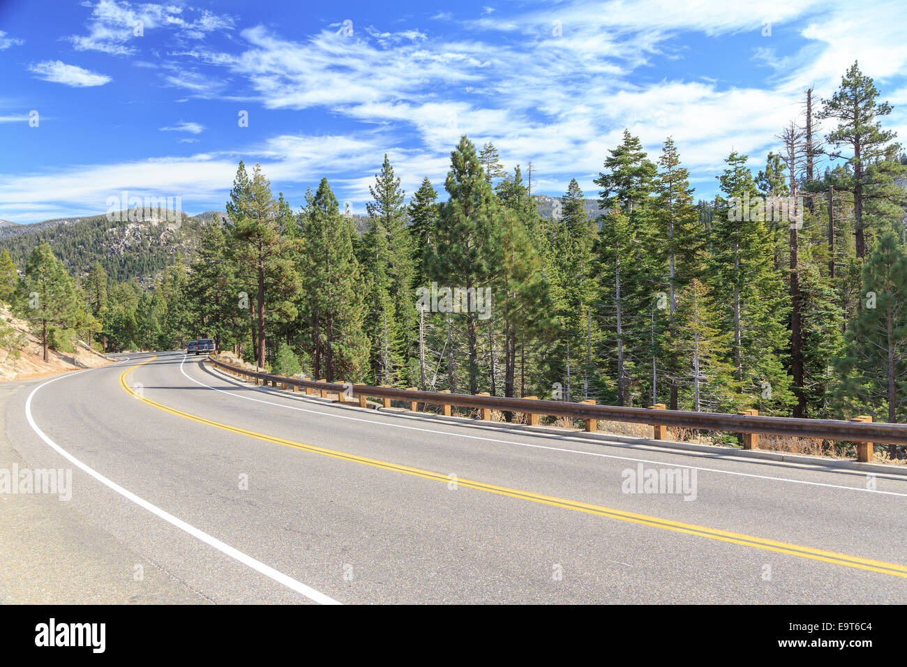 Autobahn-Kurven durchs Gebirge am Tahoe National Forest, Kalifornien ...