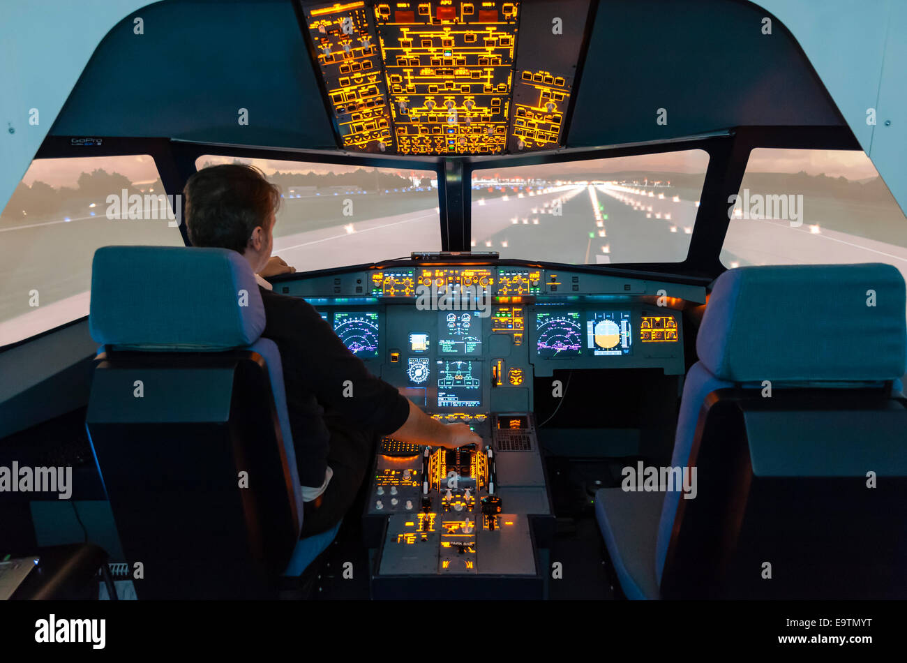 Cockpit eines Airbus A320 Flugsimulator, der verwendet wird, für die ...