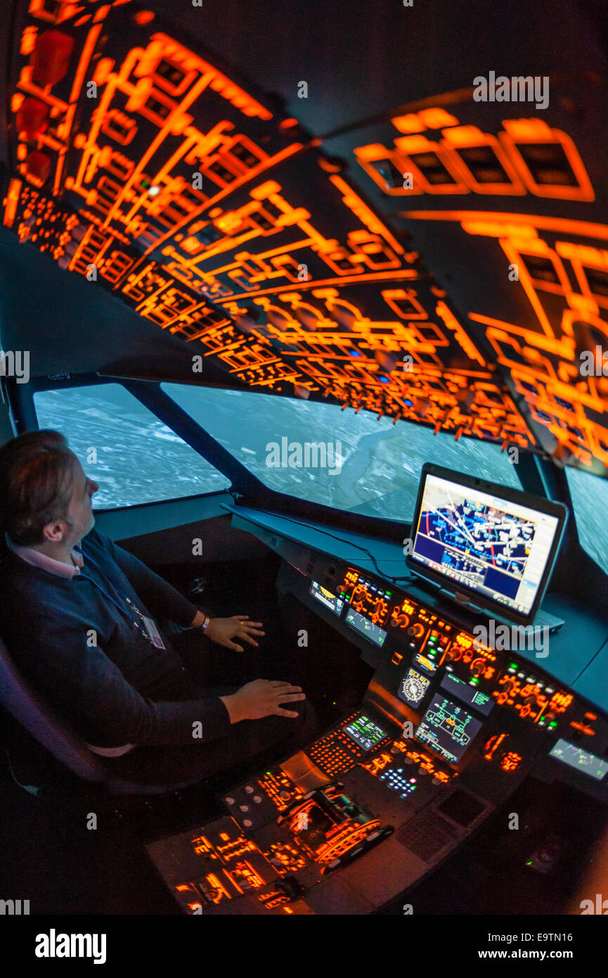Cockpit airbus a320 flight simulator -Fotos und -Bildmaterial in hoher ...