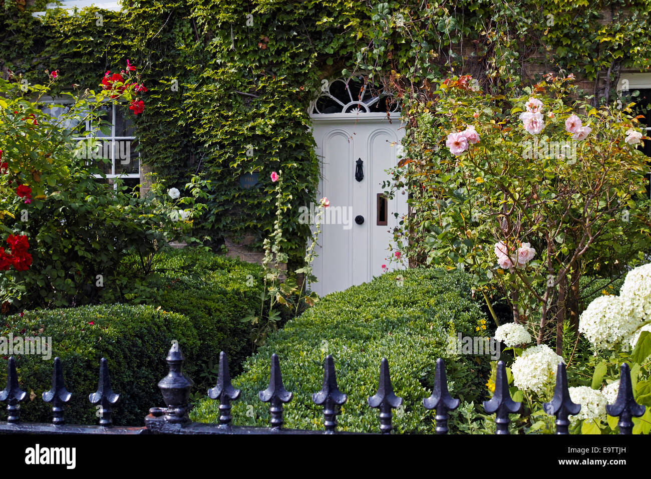 Englischer landhausgarten -Fotos und -Bildmaterial in hoher Auflösung ...