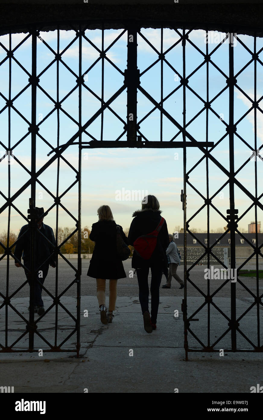 Dachau, Deutschland. 2. November 2014. Zwei Frauen gehen durch den ...