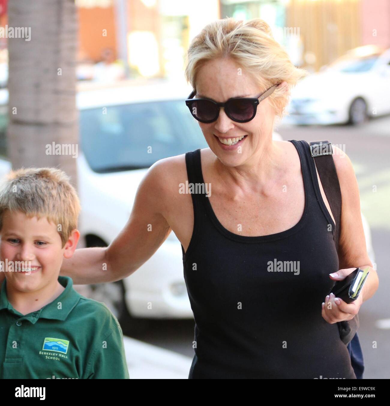 Sharon Stone besucht die Beverly Hills Nail Design mit ihrem Sohn Quinn ...