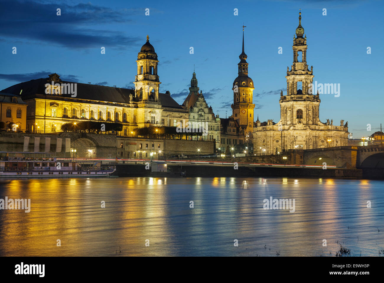 Blick auf die Altstadt über den Fluss Elbe, Dresden, Sachsen ...