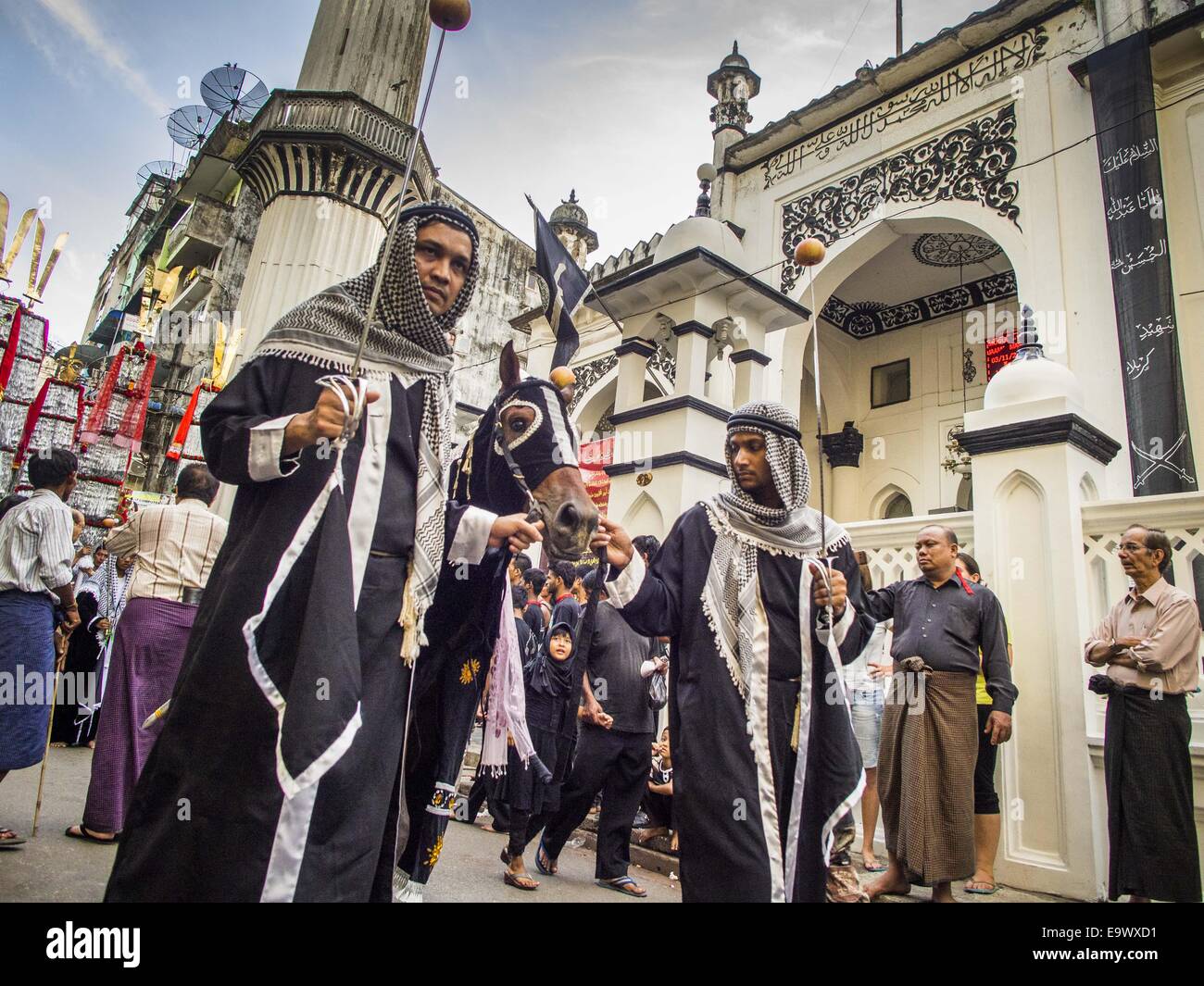 Yangon, Yangon Division, Myanmar. 3. November 2014. Shia Moslems führen ...
