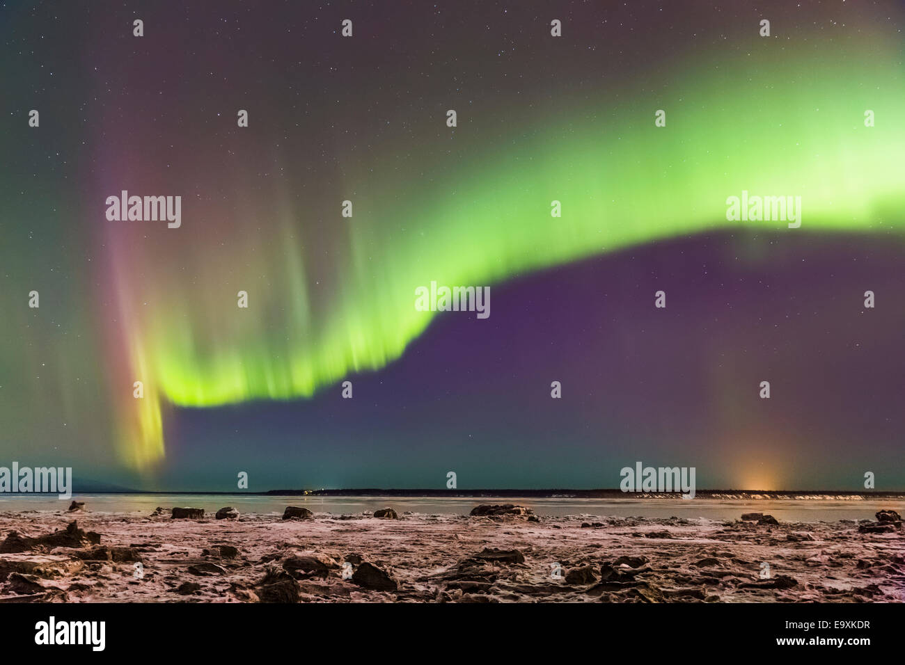 Nordlicht am Himmel über dem Schnee bedeckt Wattenmeer Knik Arm, Winter ...