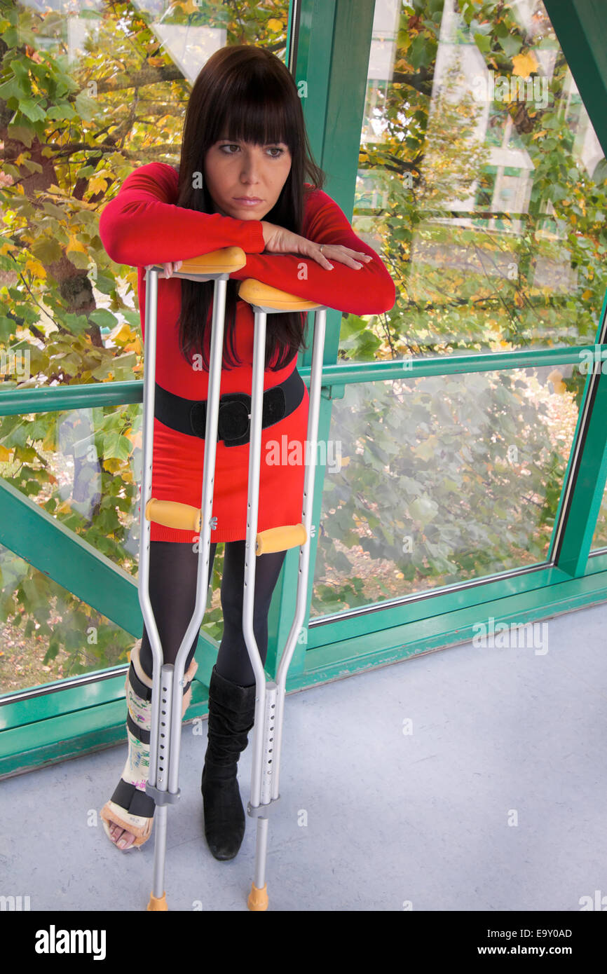 Junge Frau mit Gipsbein und Krücken im Krankenhaus Stockfotografie - Alamy