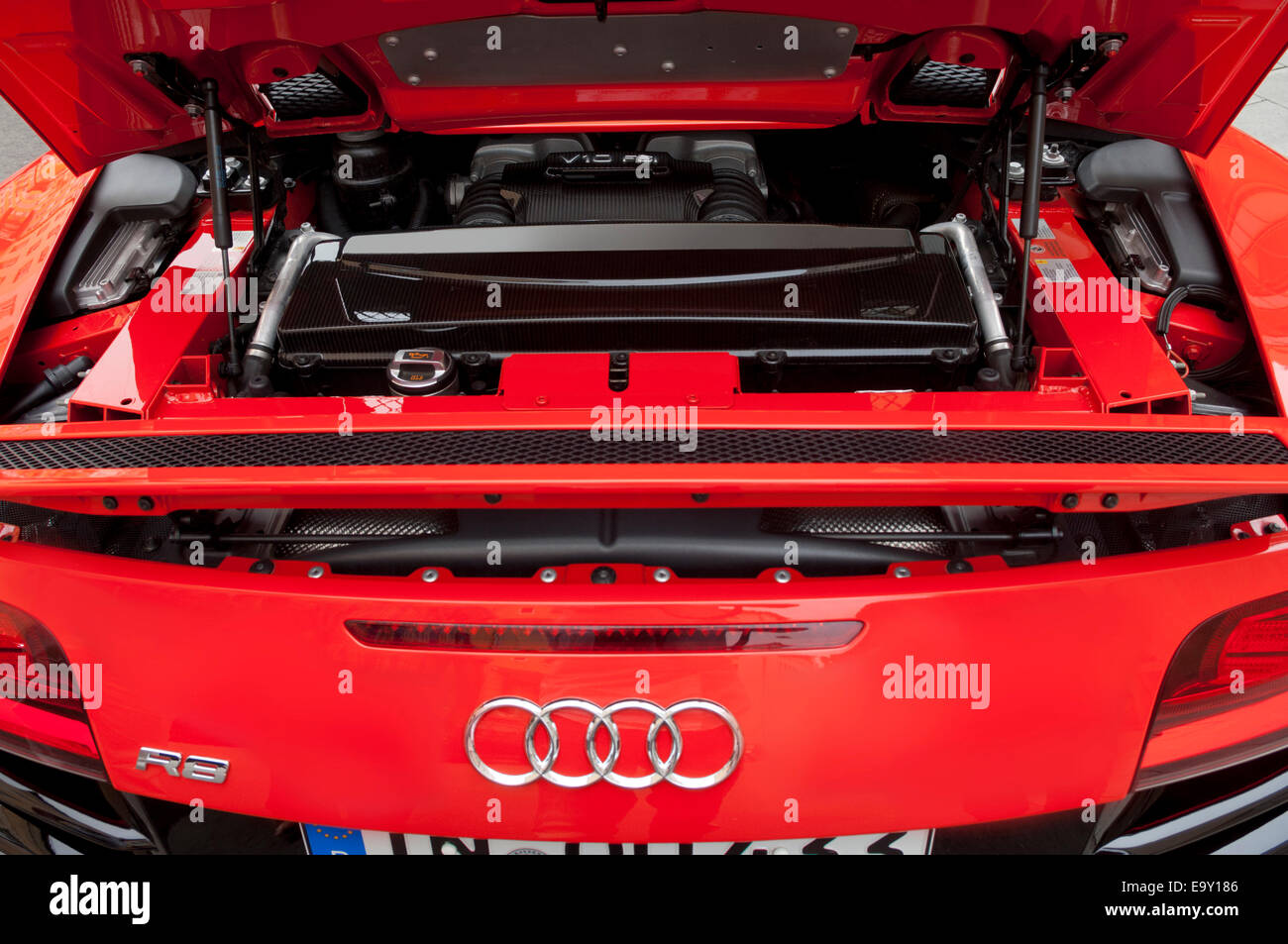 Audi R8 V10-Motor, Motorraum geöffnet Stockfotografie - Alamy