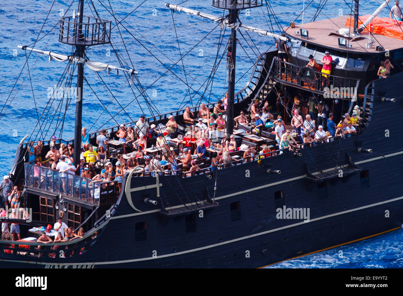 Die 'Black Pearl' party Kreuzfahrtschiff am Kap Greco von oben. Ayia ...