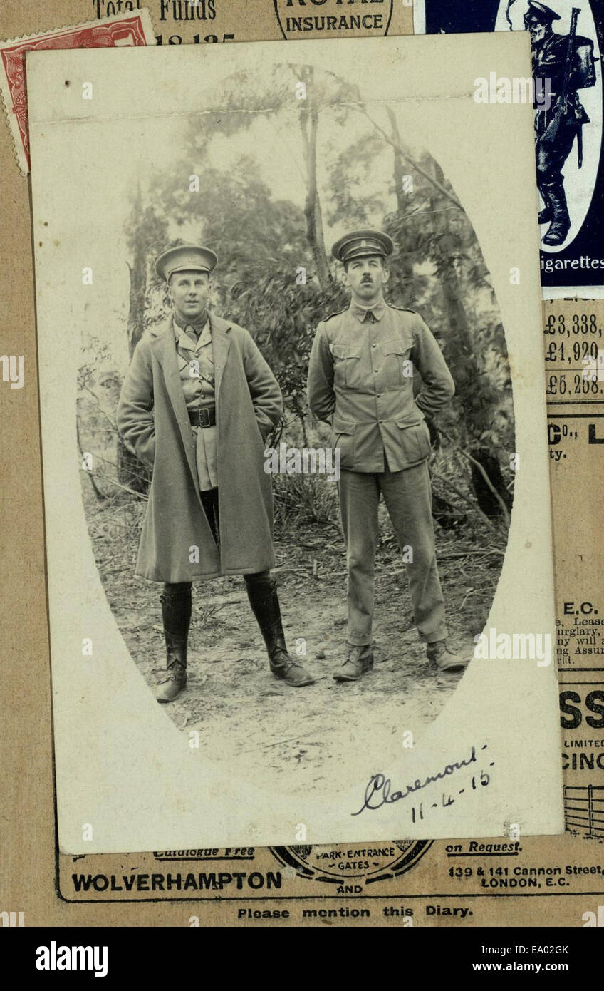 Dieses Foto zeigt WELH Crowther und Colin Perkins im Claremont Camp im ...