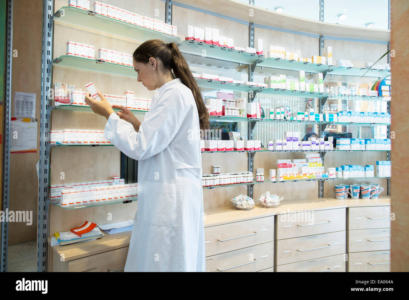 Apotheken regal -Fotos und -Bildmaterial in hoher Auflösung – Alamy