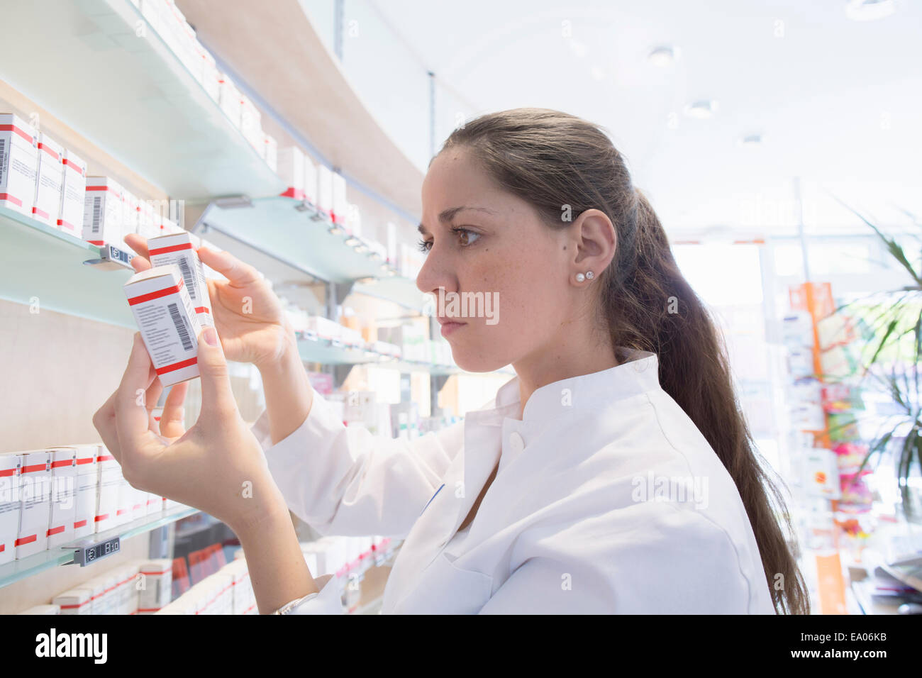 Ein apotheker seit 20 jahren -Fotos und -Bildmaterial in hoher ...