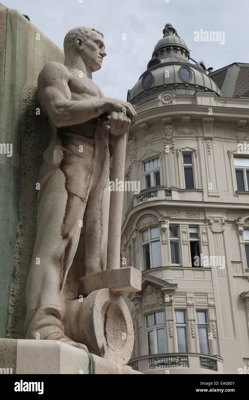 Arbeitnehmer mit einem Hammer. Detail des Denkmals für Karl Lueger vom ...