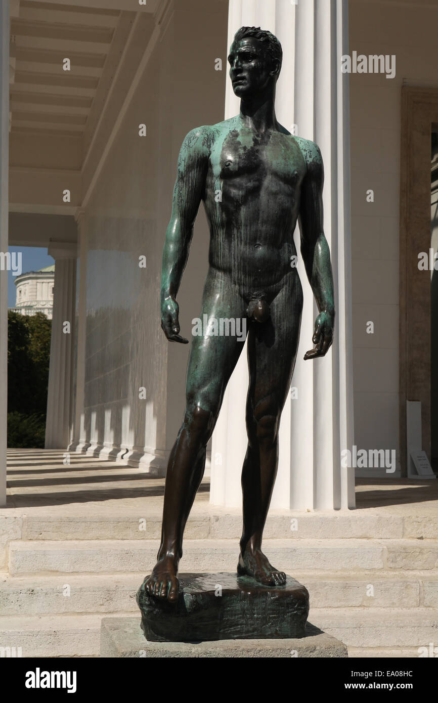 Bronzestatue "Der Sieger" des Bildhauers Josef Müllner (1921) vor der ...