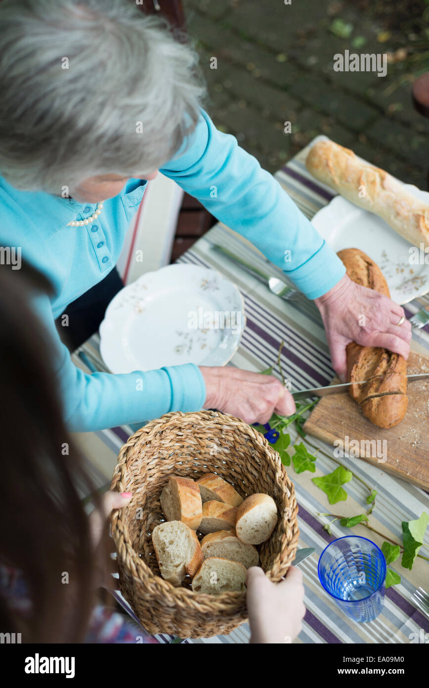 Frau brot schneiden -Fotos und -Bildmaterial in hoher Auflösung – Alamy