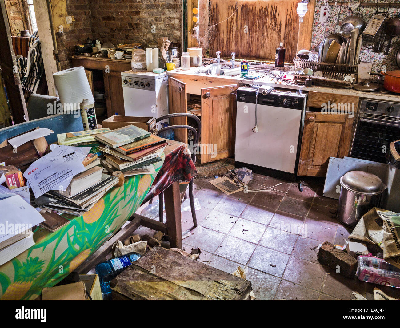 Untidy kitchen mess -Fotos und -Bildmaterial in hoher Auflösung – Alamy