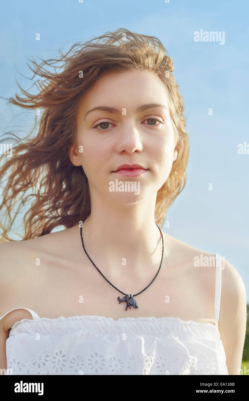 Hair blowing in wind -Fotos und -Bildmaterial in hoher Auflösung – Alamy