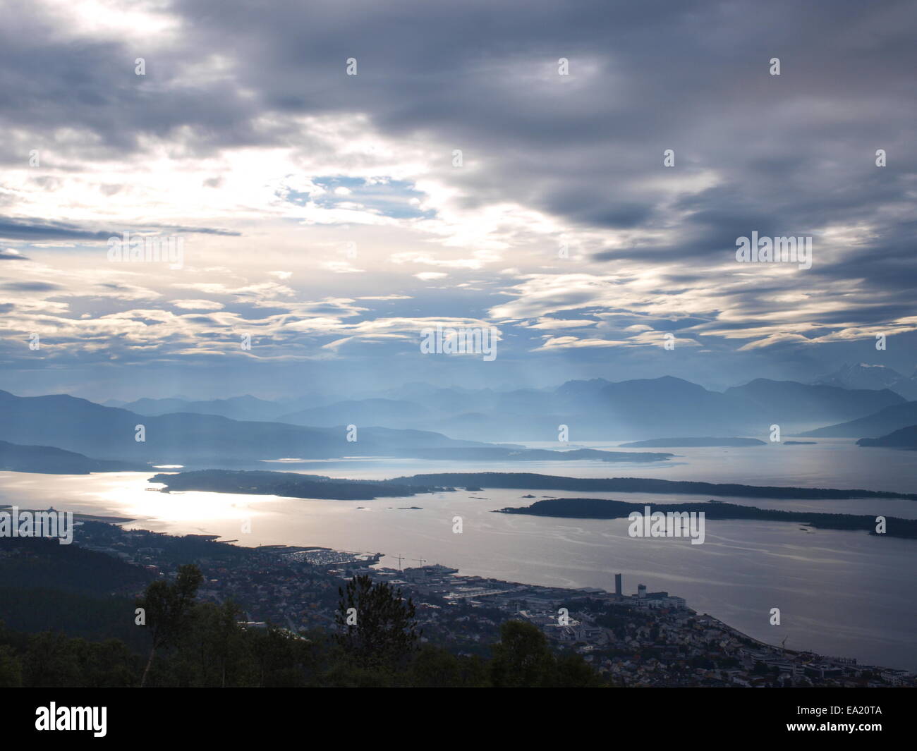 Blick vom fjord auf molde -Fotos und -Bildmaterial in hoher Auflösung ...
