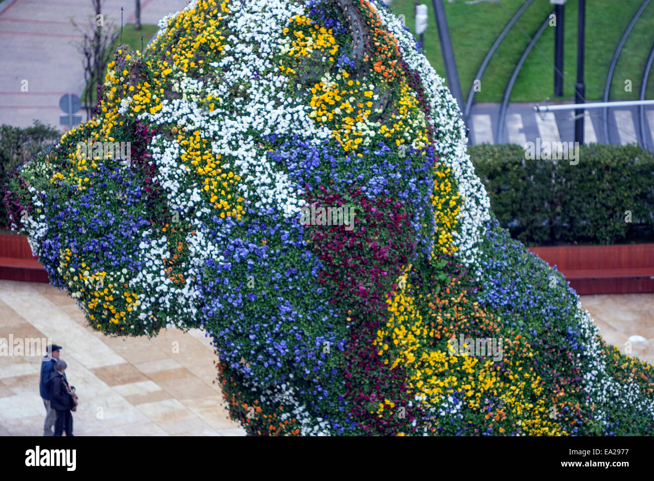 Welpen von Jeff Koons vor dem Guggenheim-Museum Bilbao-Haupteingang ...