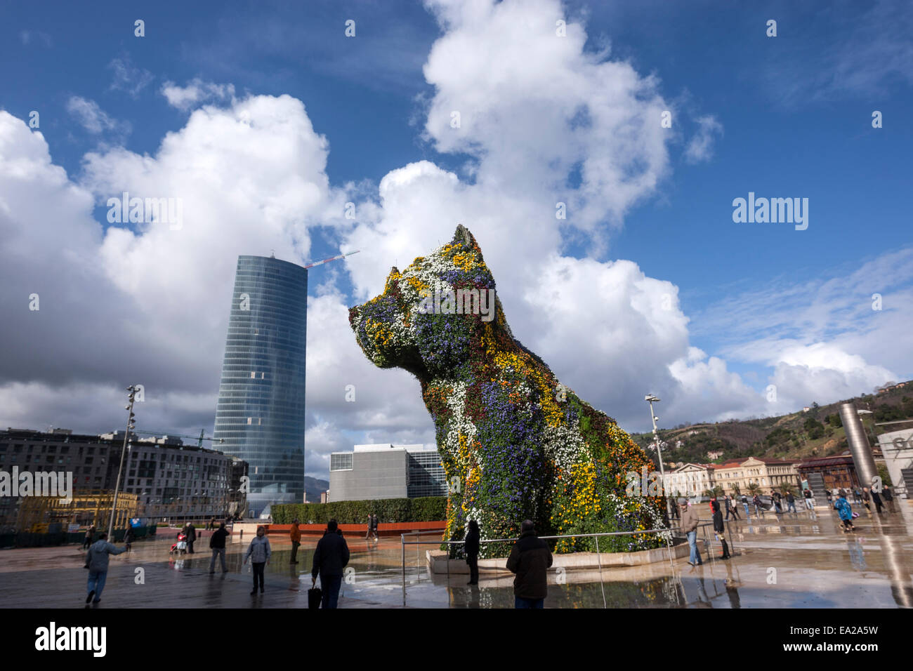 Welpen von Jeff Koons vor dem Guggenheim-Museum Bilbao-Haupteingang ...