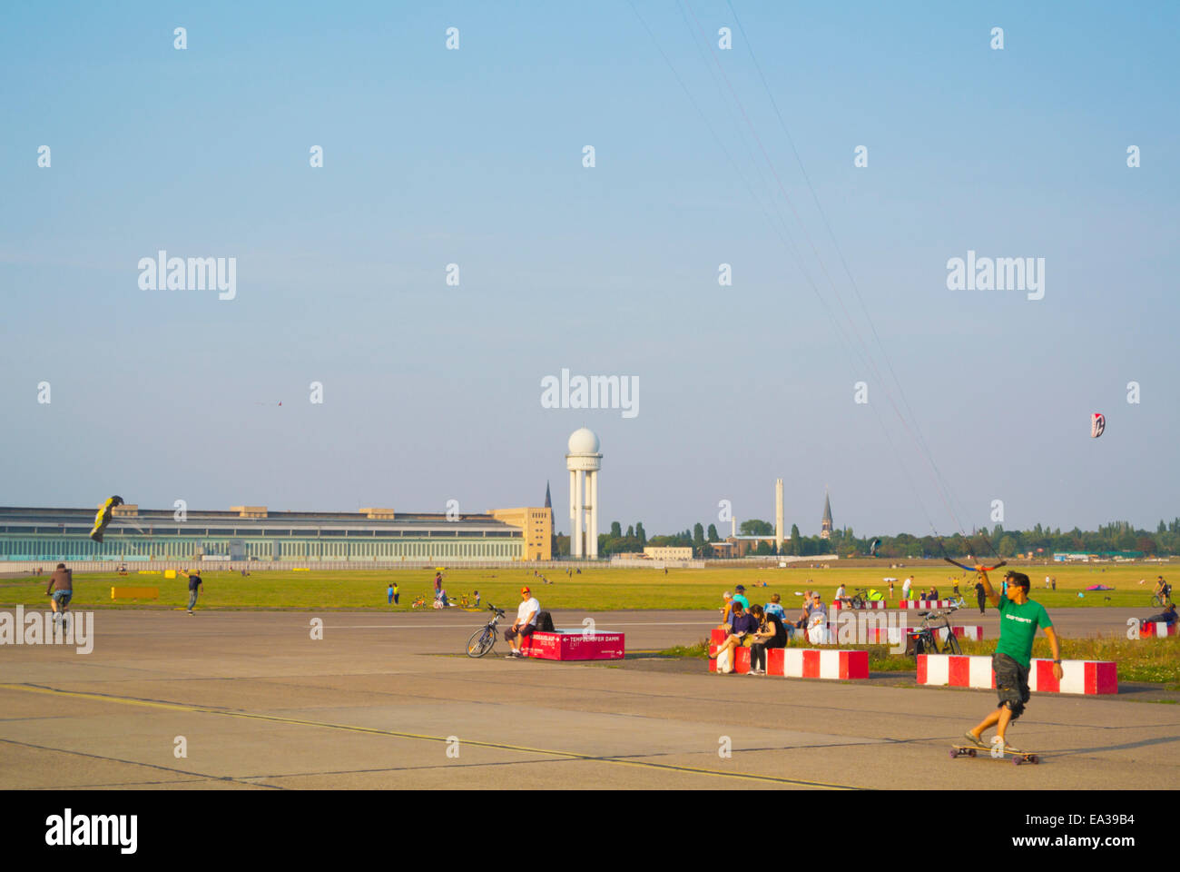Kite skating, ehemaligen Flughafen Tempelhof, West Berlin, Deutschland ...
