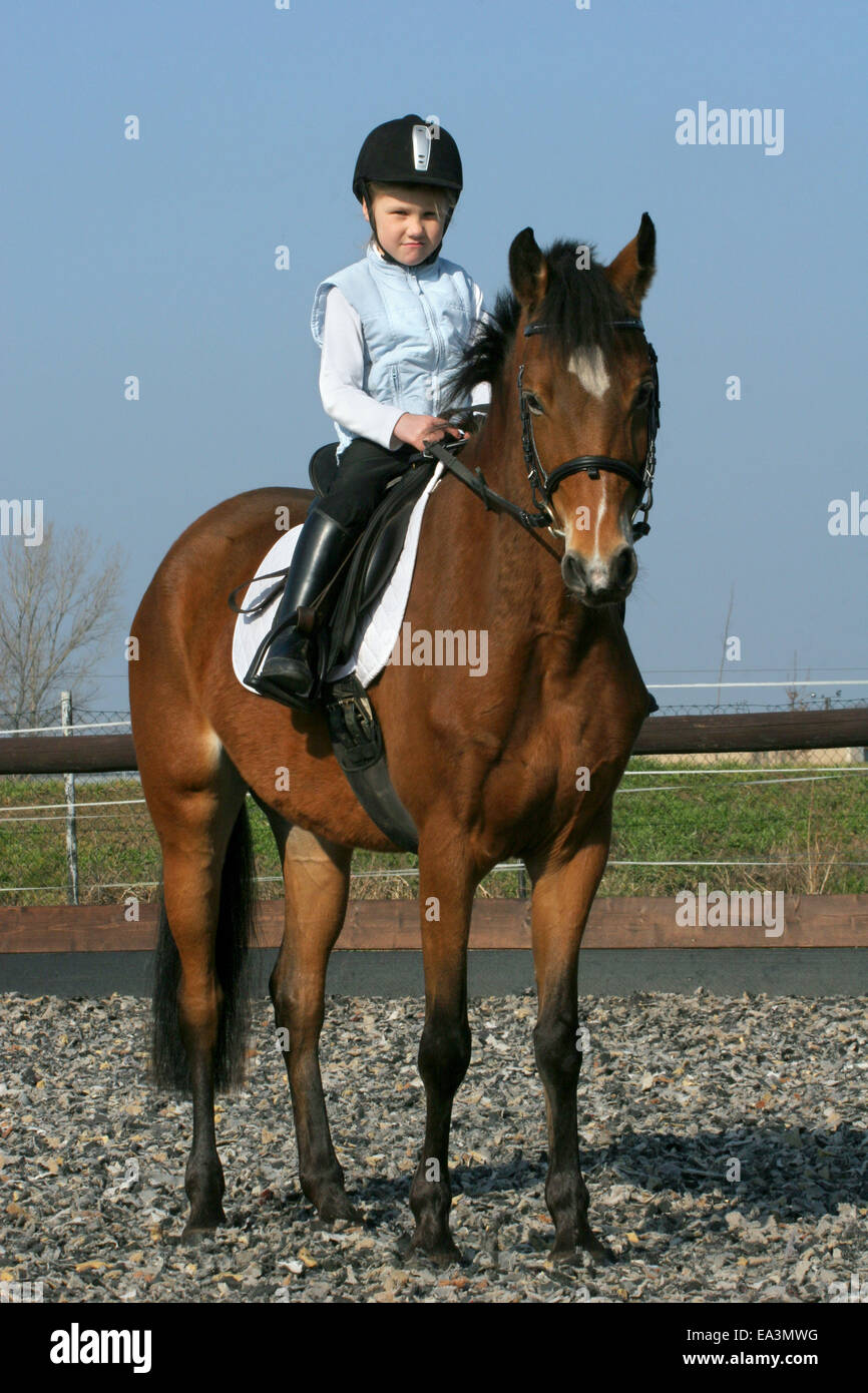 Mädchen mit pferd -Fotos und -Bildmaterial in hoher Auflösung – Alamy