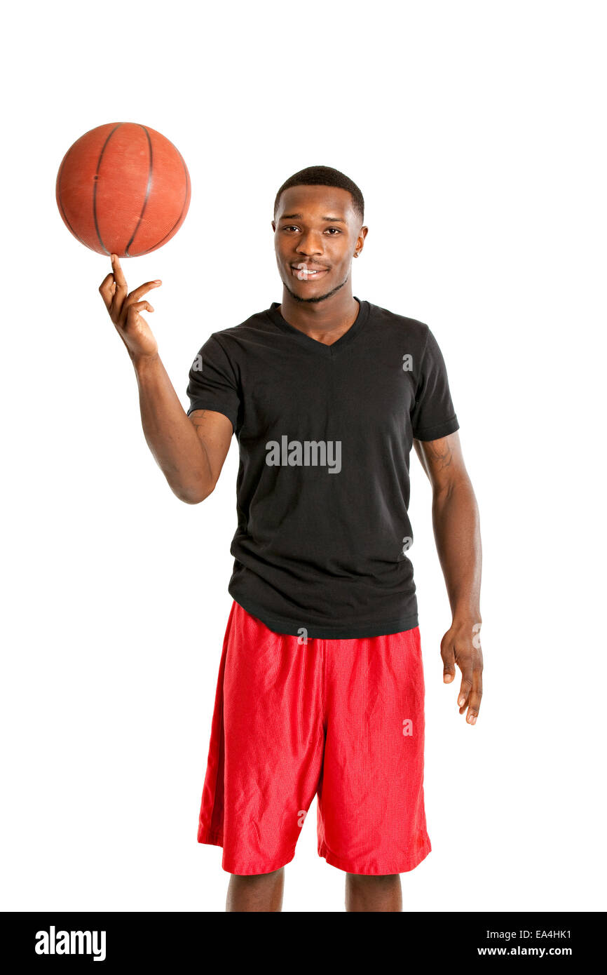 Junge schwarze College-Student spielen Basketball auf weißen ...