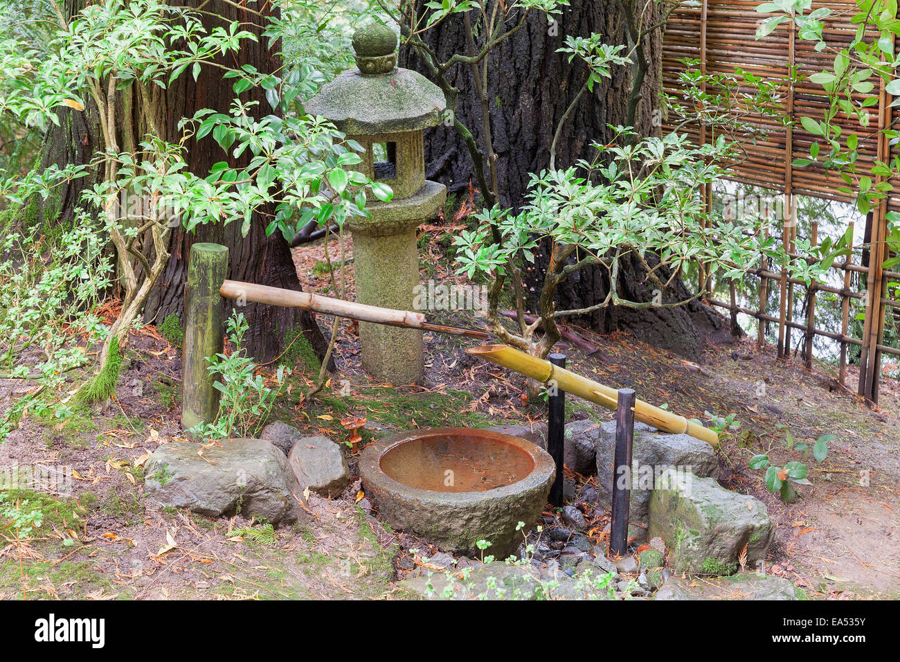 Japanischer steinbrunnen -Fotos und -Bildmaterial in hoher Auflösung ...