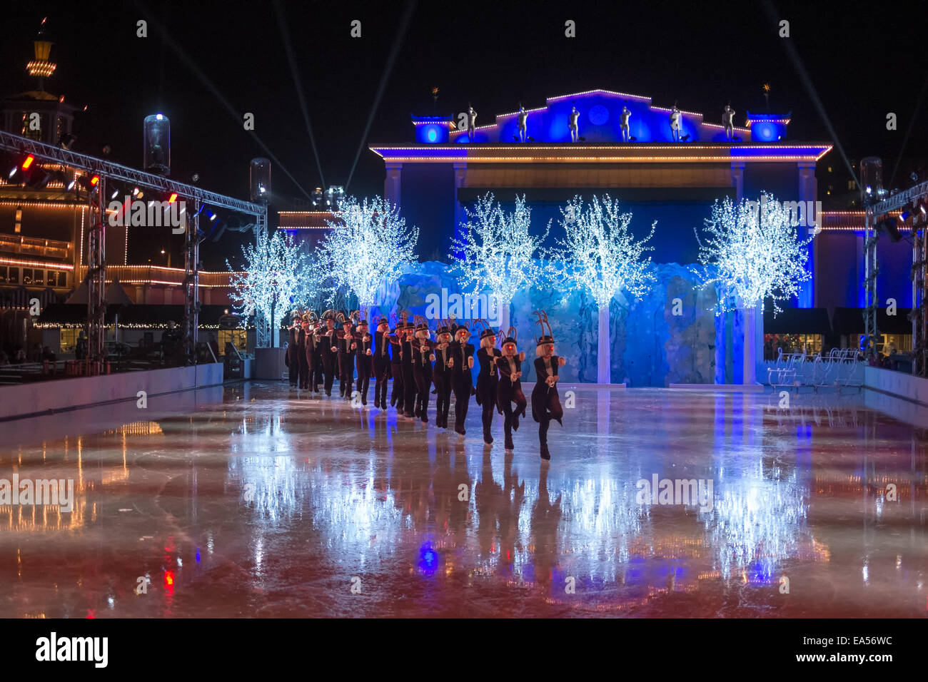 Die Eis-Show auf der Eisbahn beim Weihnachtsmarkt in Liseberg in ...