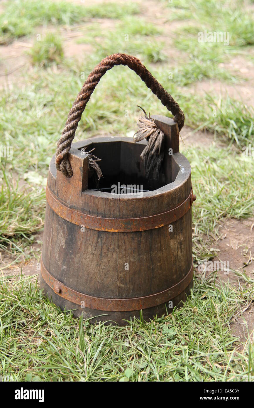 Eine mittelalterliche Holzeimer mit einem Seil Griff Stockfotografie ...