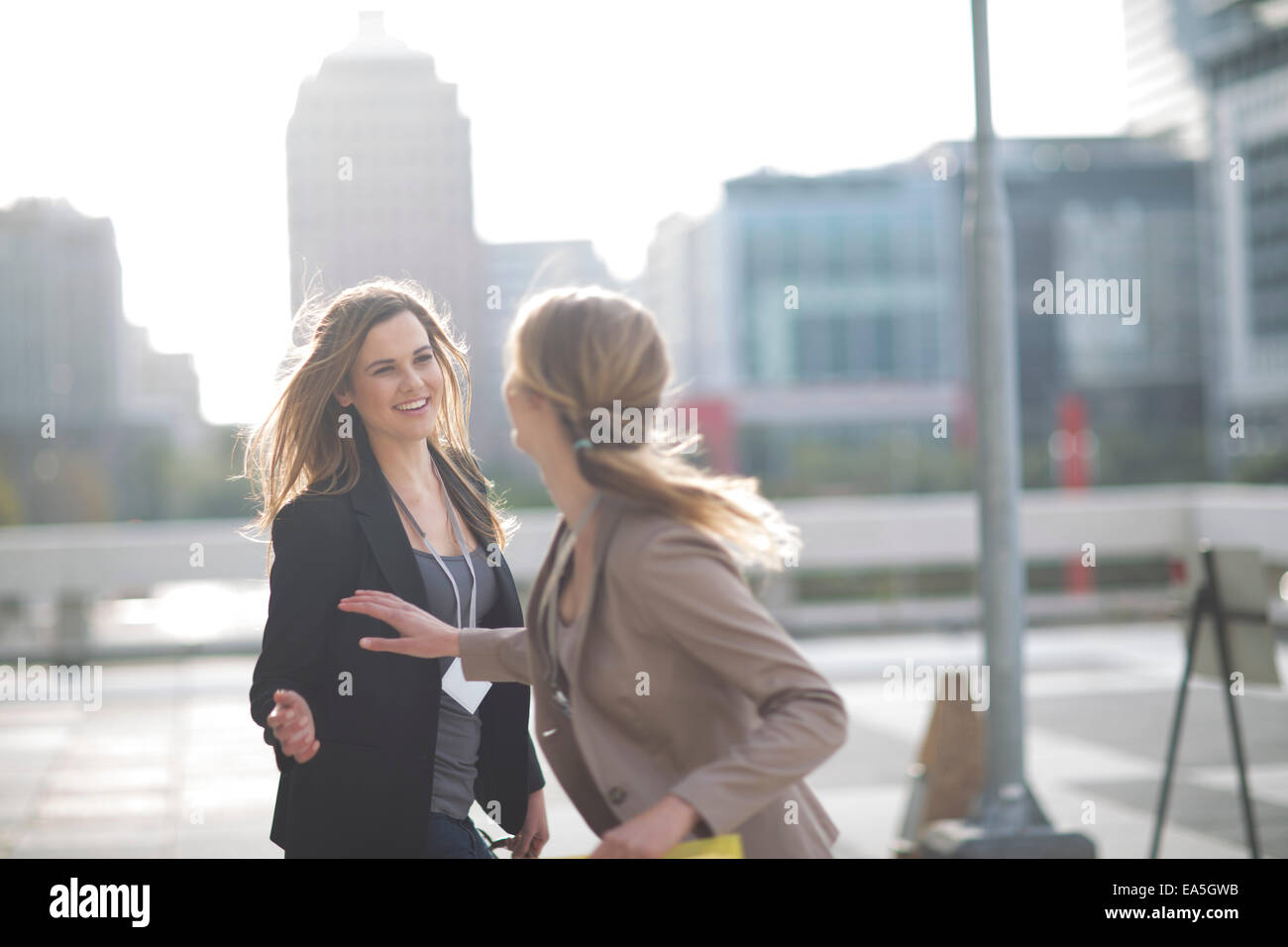 Zwei frauen verabschieden sich -Fotos und -Bildmaterial in hoher ...