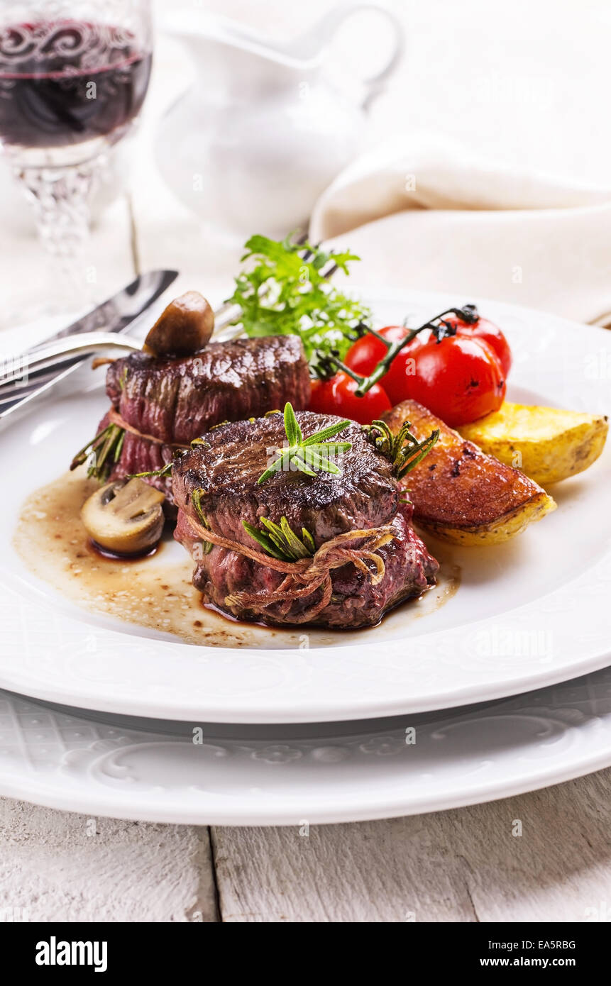 Hirschmedaillon rotwein -Fotos und -Bildmaterial in hoher Auflösung – Alamy