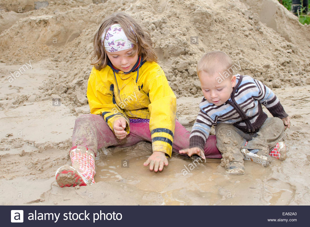 Kinder spielen im Schlamm Stockfoto, Bild: 75121592 - Alamy